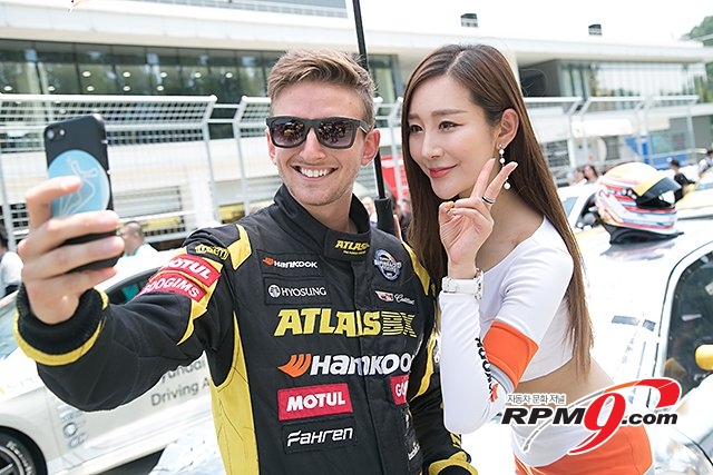 [포토] 2017 CJ 대한통운 슈퍼레이스, 아트라스BX 스테판 라진스키 '팀 모델과 즐거운 셀카' - RPM9